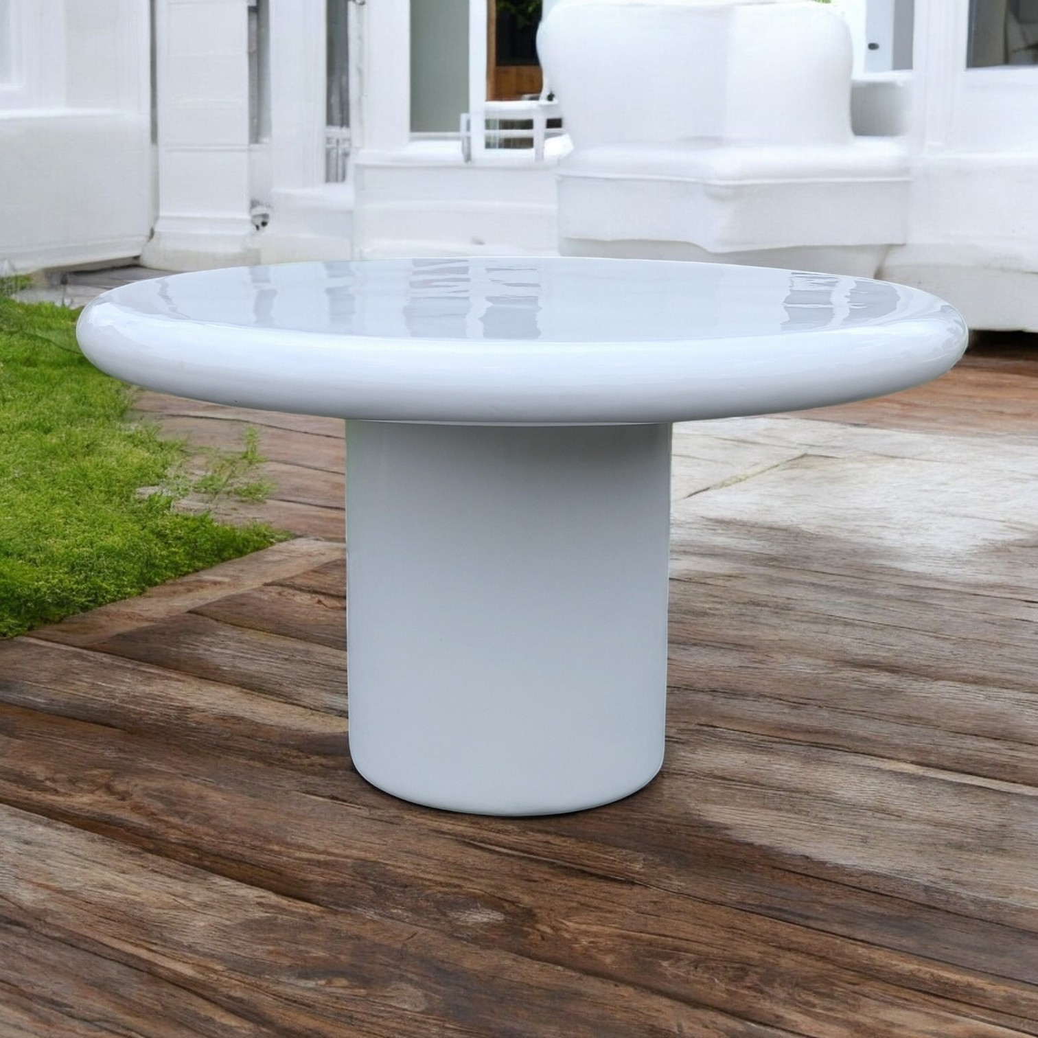 Round Table white color